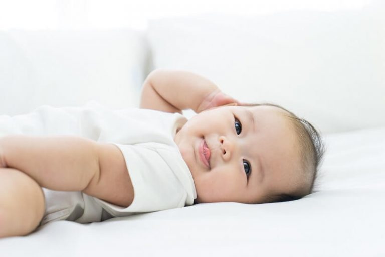 Perkembangan Bayi 4 Bulan Normal: Ciri-ciri Wajib Ada Pada Anak (2026)