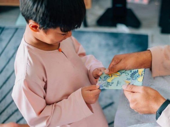 Hukum Guna Duit Raya Anak-anak untuk Perbelanjaan Mama Papa